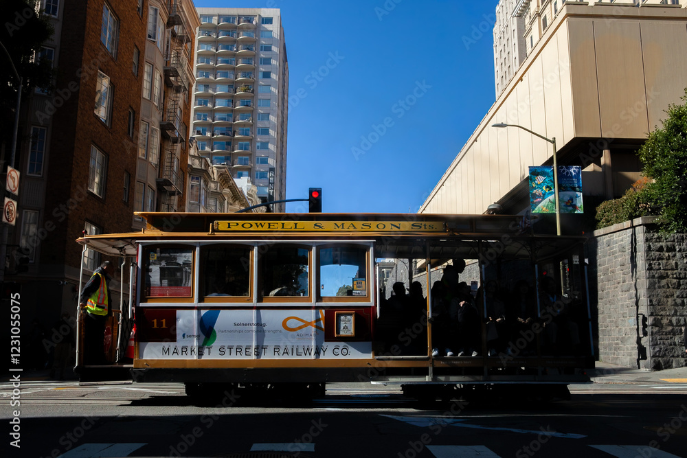 Foto de Stock The image captures a classic San Francisco cable car at a ...
