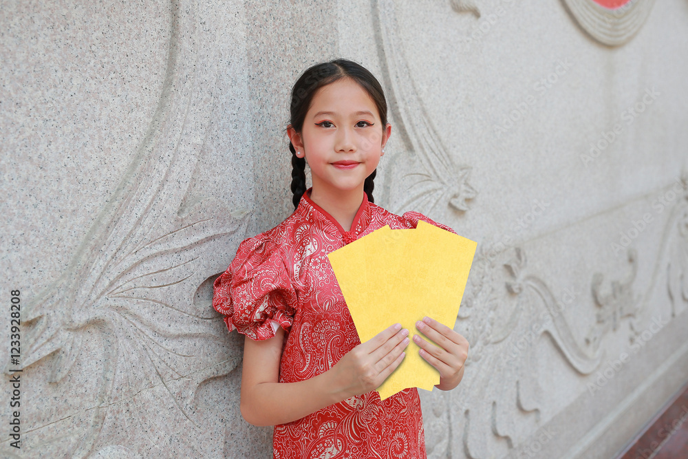 Chinese girl in traditional dress with holding gold envelope (hongbao ...