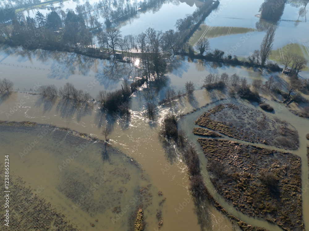 Vue aérienne prise avec un drone montrante rivière en crue qui déborde ...