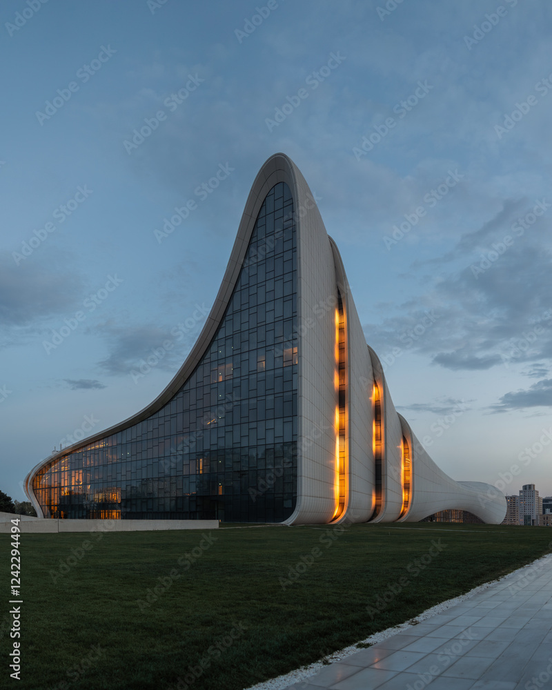 Heydar Aliyev Center building in Baku city, Aazerbaijan in summer dusk ...