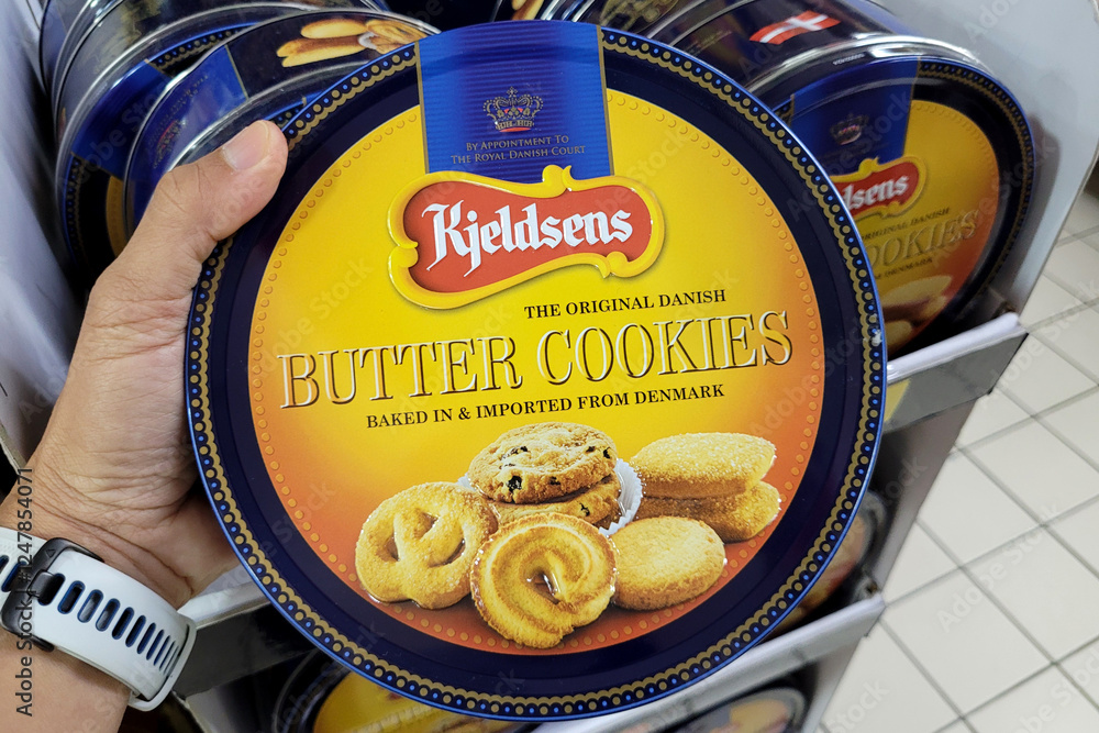 Foto de Stock Penang, Malaysia - Feb 2, 2025: A shopper holding a tin ...