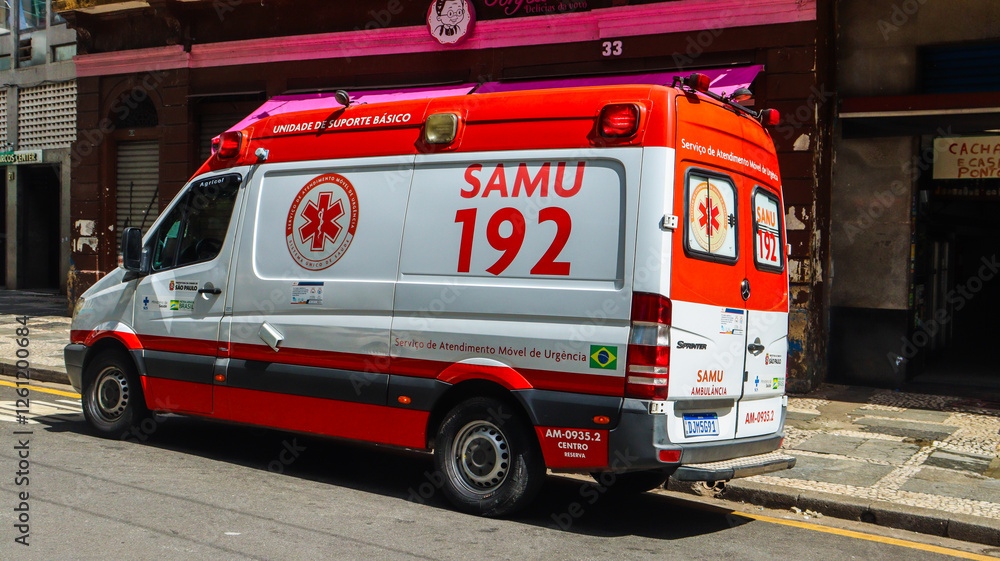 Foto de Stock Ambulância do SAMU 192 em ação no centro de São Paulo, SP ...