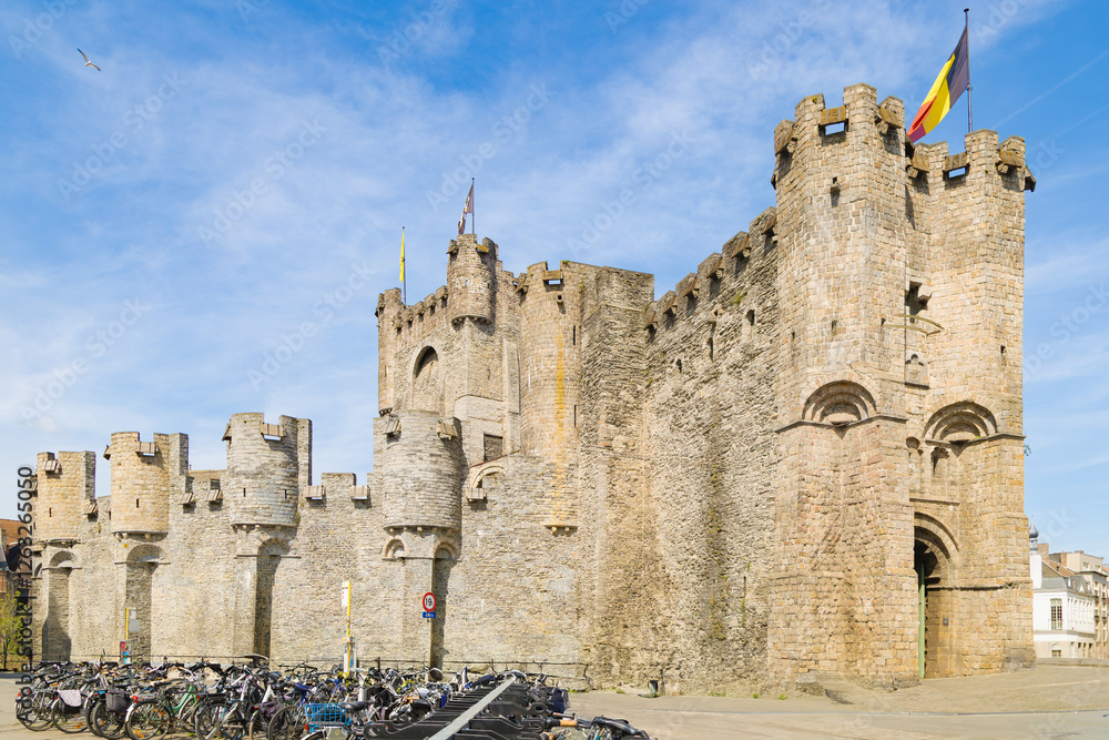 El Castillo de Gravensteen en Gante, Bélgica, con su imponente ...