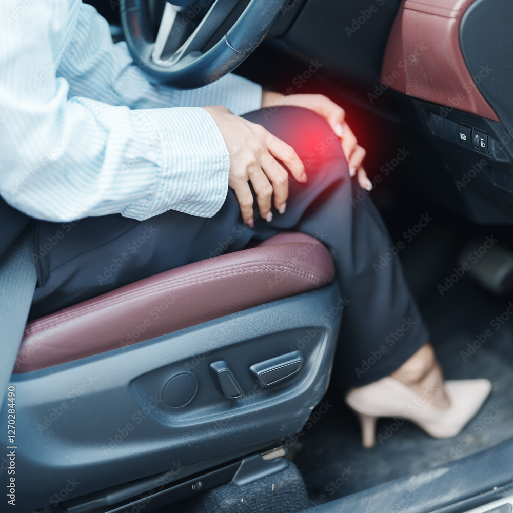 woman with her knee sprain while driving car long time, Patellofemoral ...