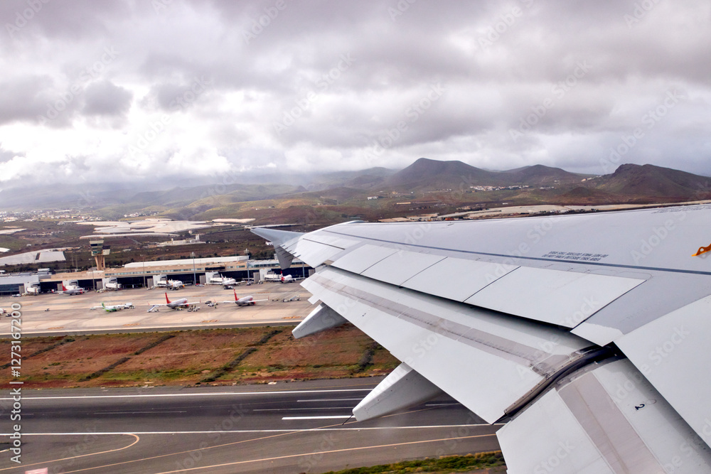 Startvorbereitungen und Abflug am Flughafen. Boarding, das Rollen zur Startbahn und den Start ...