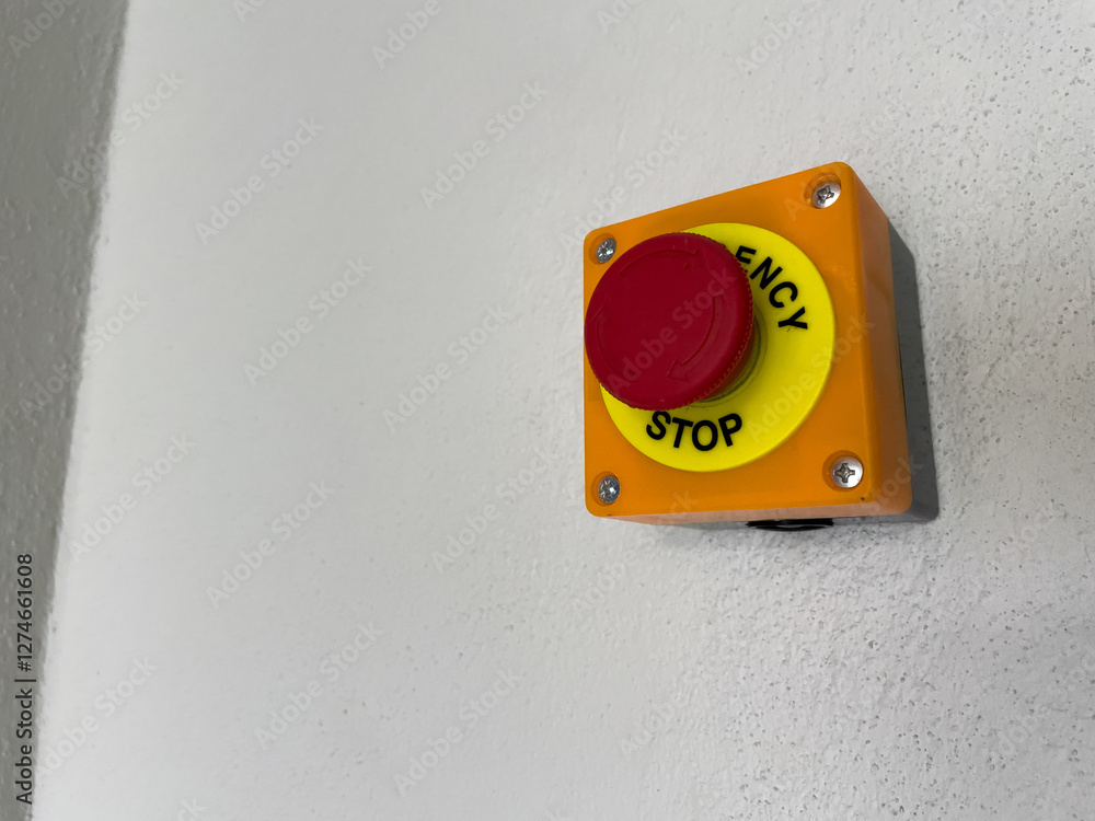 Foto de Stock Emergency Stop Button Mounted On A White Wall, Featuring ...
