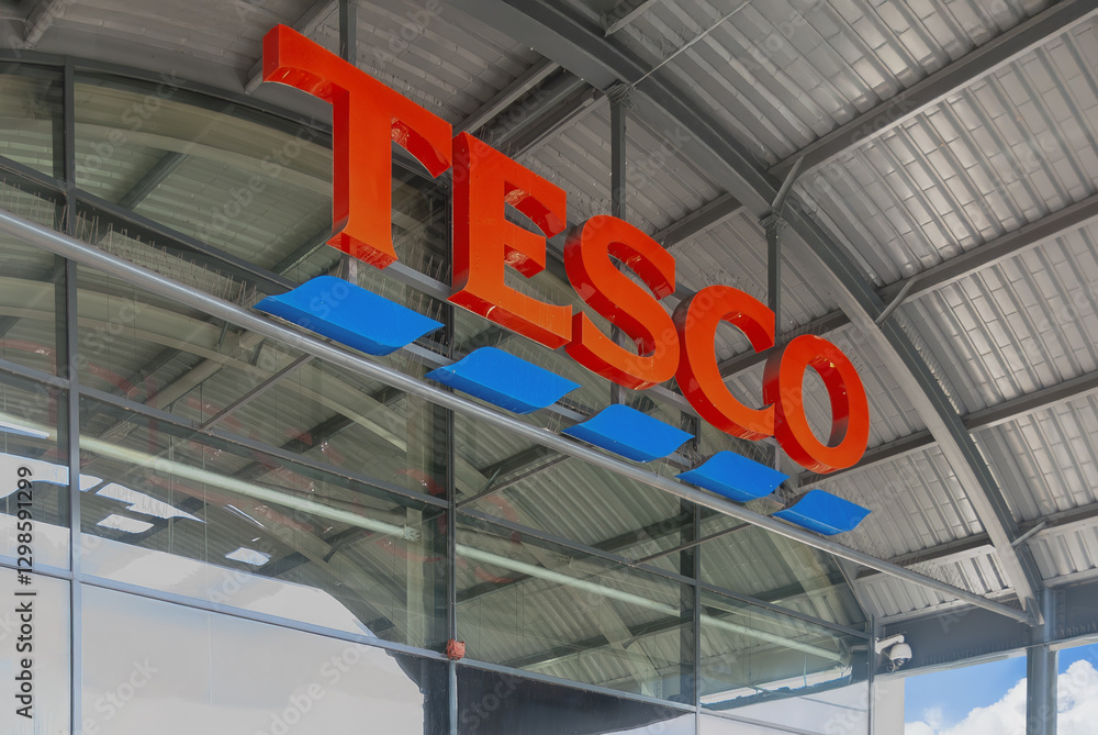 Tesco logo at Supermarket in West Molesey, Surrey, England Stock Photo ...