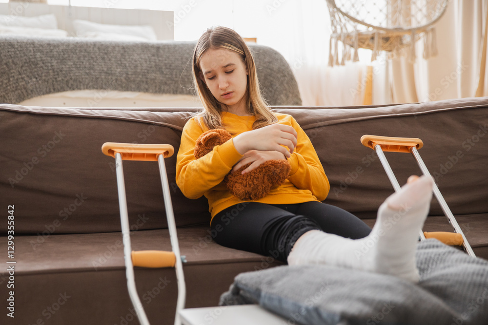 Foto de Stock Young girl with broken leg cast sitting on sofa. Sad ...