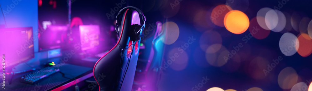 Foto Professional headphones with microphone for video games and cyber ...