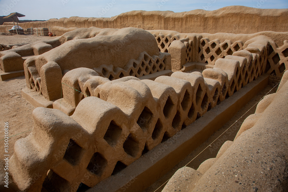 Foto Echoes of an ancient civilization linger in the vast adobe walls ...