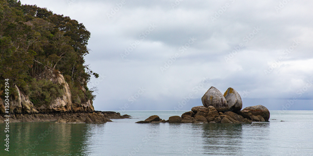 famous beach overlooking split apple rock, unique rock formation in ...