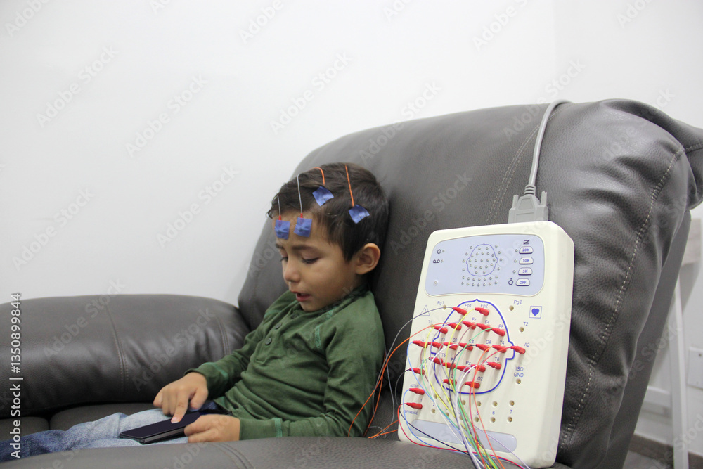 Stock-Foto „EEG electroencephalogram of a 3-year-old Latino boy with ...