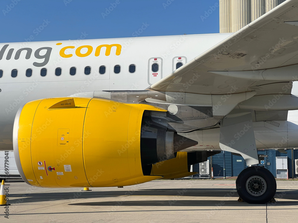 Vueling Airbus A320 NEO Pratt & Whitney PW1000 Aircraft Jet Engine ...