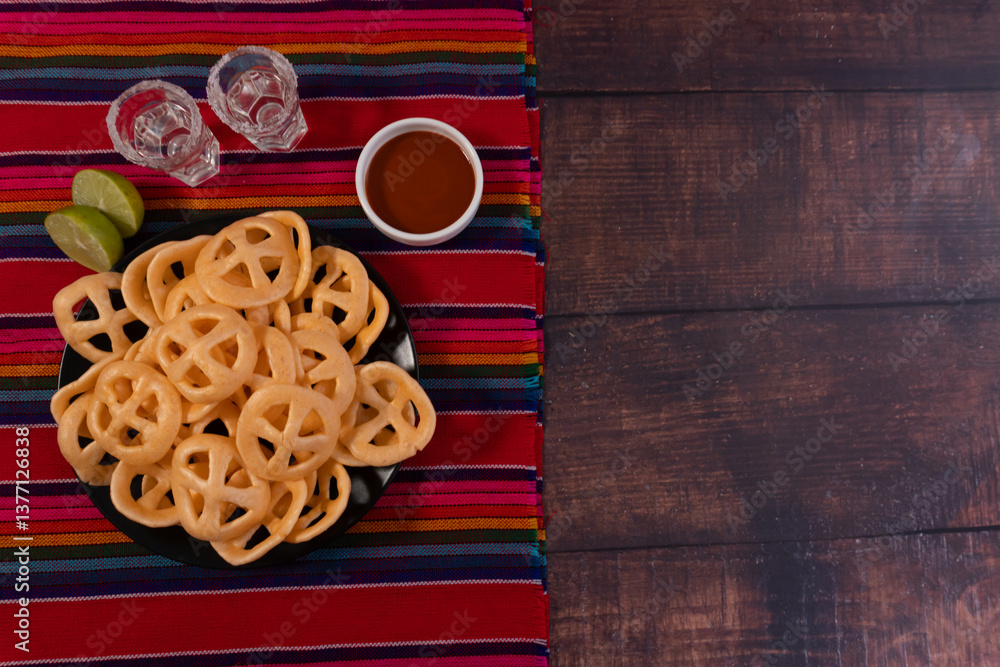 Vista superior de mesa con botana, chicharrines fritos, con salsa ...