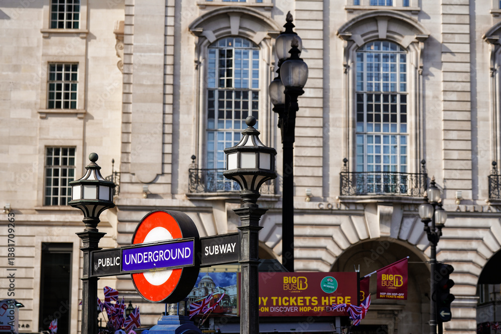 Foto de Stock Piccadilly Circus Public Subway Transport Signage, TFL ...