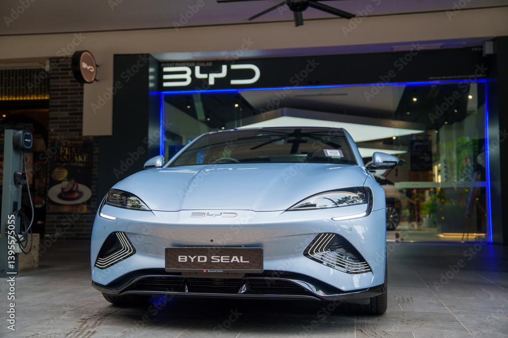 Foto de Stock Penang, Malaysia – Mar 26, 2025: A light blue BYD Seal electric vehicle on display ...