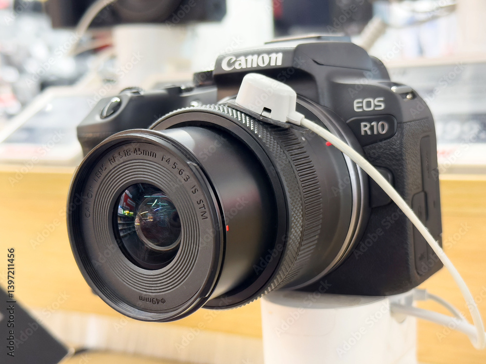 Canon eos r10 mirrorless camera with zoom lens on store display Stock ...