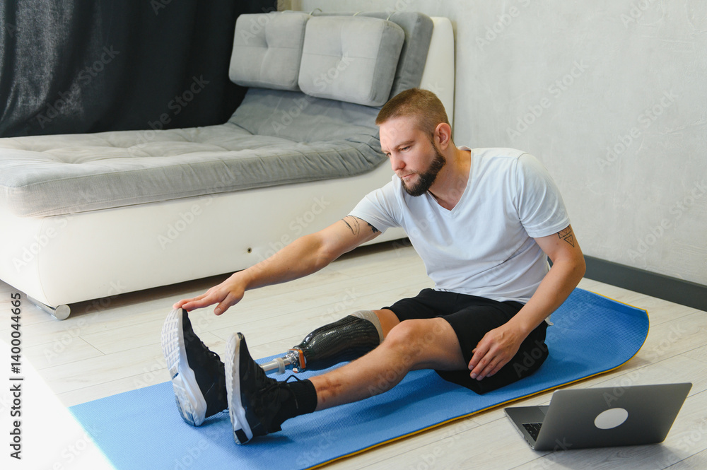 Zdjęcie bez tantiem: Man amputee with prosthetic leg disability on ...