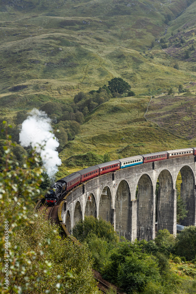Foto Iconic Jacobite steam train crosses Glenfinnan Viaduct and stops ...