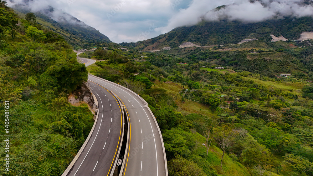 Foto aérea tomada con drone sobre la nueva vía que pertenece a la ...
