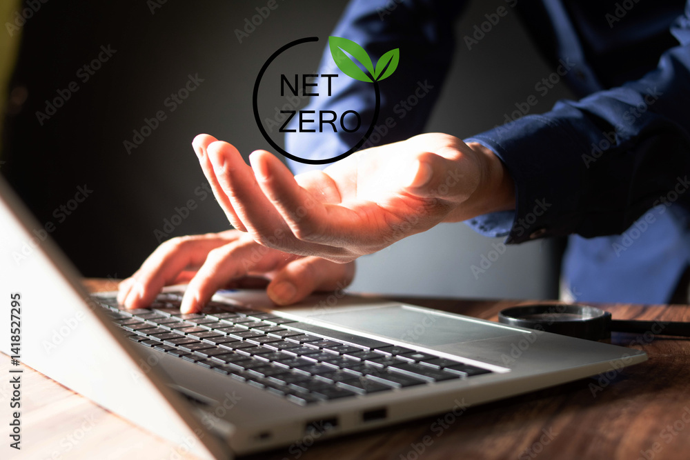 Stock-Foto „Businessman holding net zero icon with globe outline ...