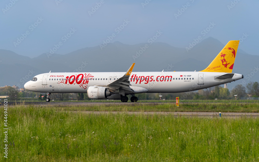 Foto de Stock Pegasus Flypgs Airlines Airbus A321 neo is taxiing at BGY ...