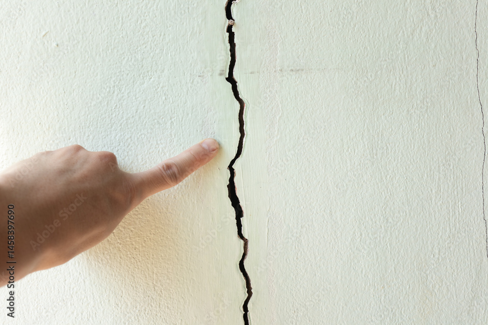 Foto de Stock Large long crack or damage on concrete wall. Problem ...