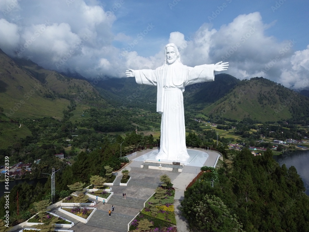 Zdjęcie bez tantiem: Samosir, Indonesia – April 28, 2025: Aerial view ...
