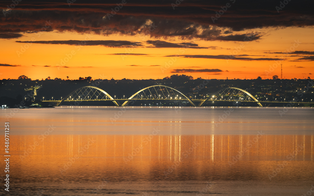 Foto JK Bridge over Lake Paranoa during sunrise in Brasilia, Brazil do ...