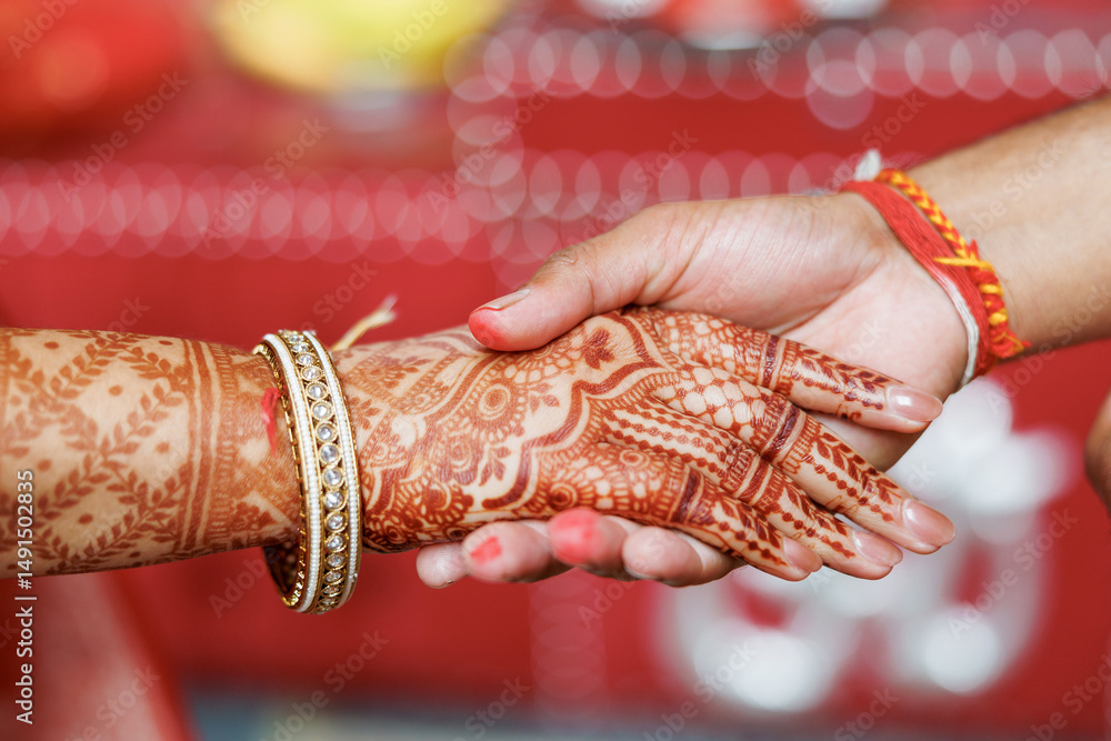 Hands of an Indian wedding couple close-up. Hindu wedding bride and ...
