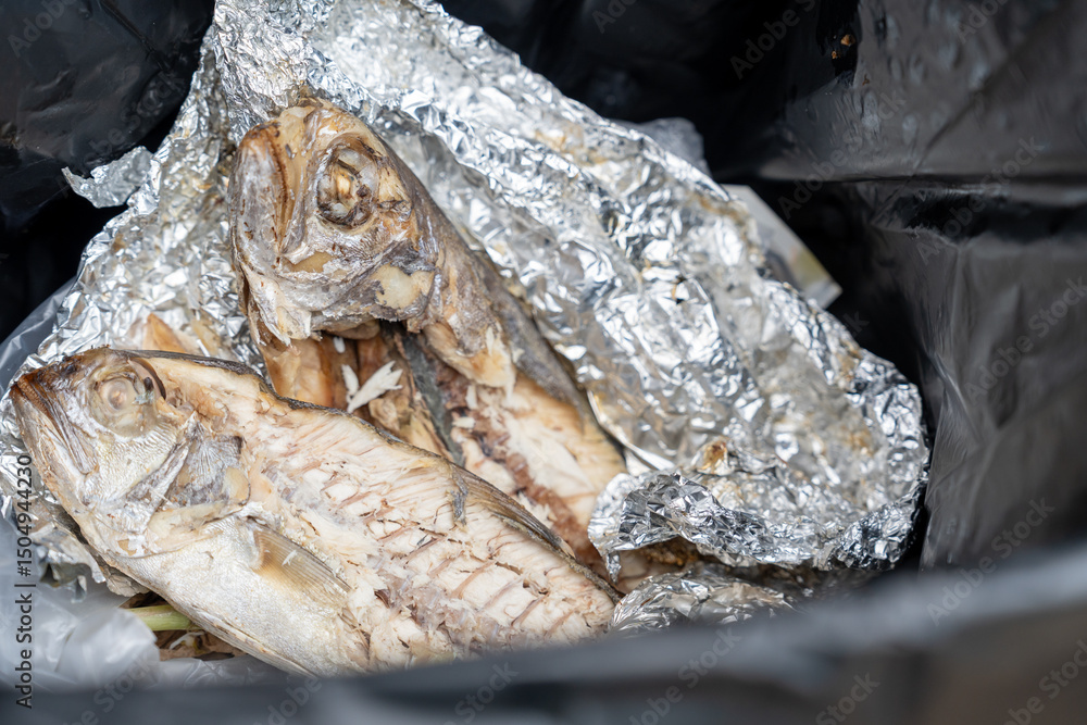 Photo Stock Food waste, Close-up, hand of man throwing leftover food ...
