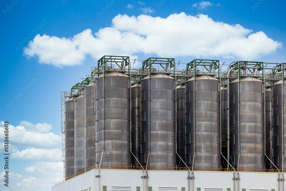 Zdjęcie bez tantiem: Row of large industrial silos for chemical ...