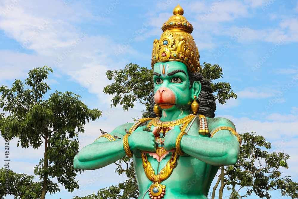 Foto de Stock Hanuman statue tearing chest revealing Rama and Sita in ...