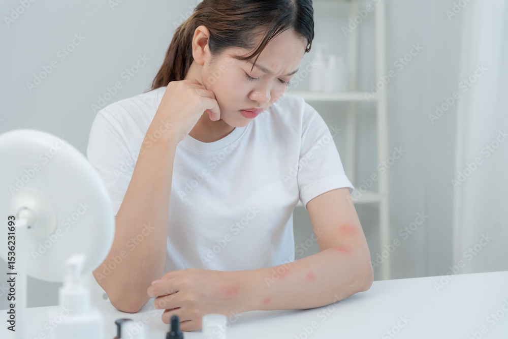 Fotografie skin problem and beauty. Young woman scratch body has itchy ...