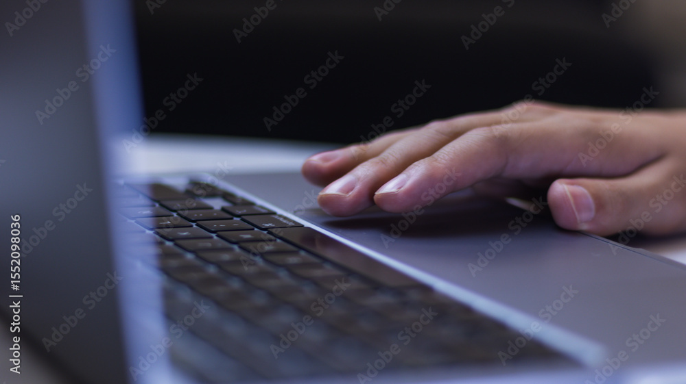 Manos masculinas tecleando en laptop sobre mesa de mármol en espacio ...