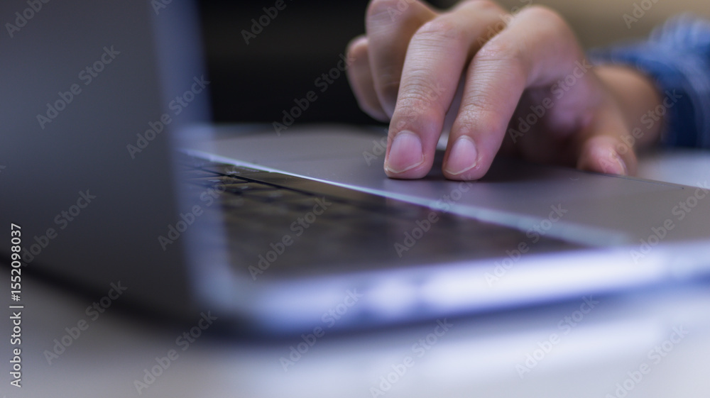 Manos masculinas tecleando en laptop sobre mesa de mármol en espacio ...