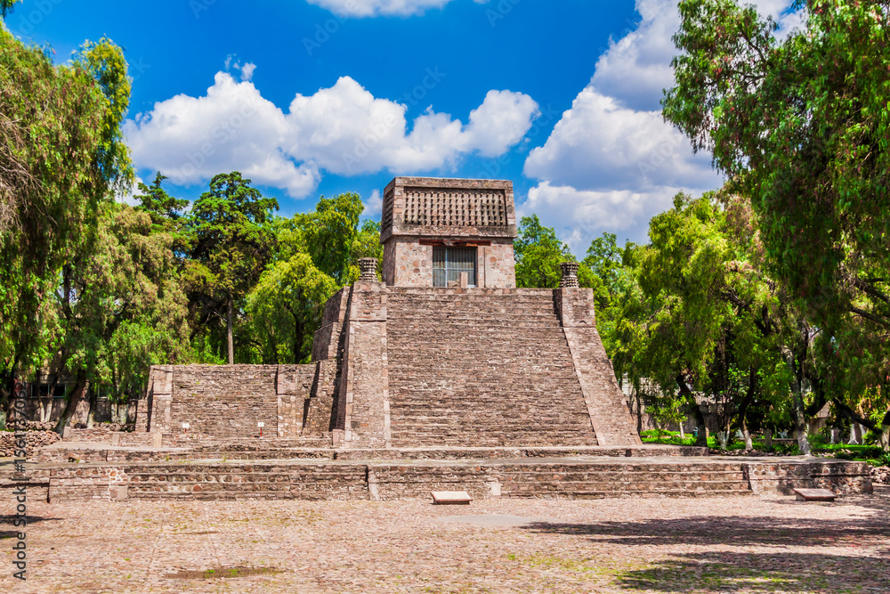 Foto de Stock Pirámide de Santa Cecilia Acatitlán en Tlalnepantla ...