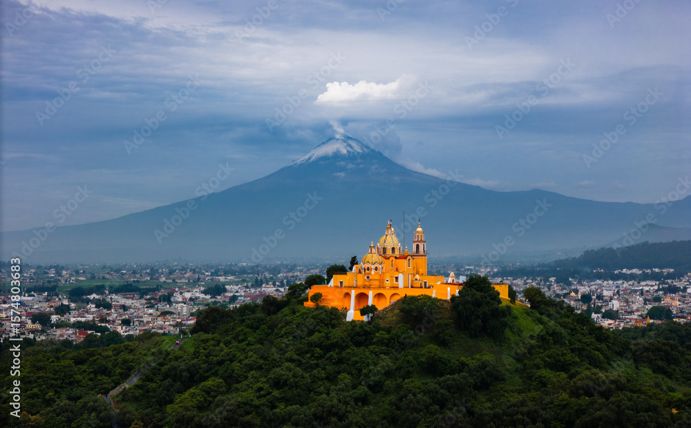 Iglesia de los remedios sobre la gran piramide y el volcan Popocatepetl ...