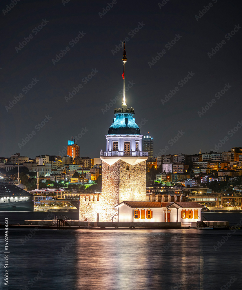 Foto de Stock A night view of the famous Maiden's Tower, also known as ...