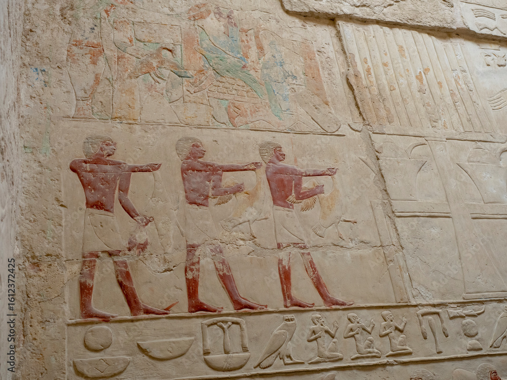 Relieve egipcio antiguo con figuras humanas y ofrendas esculpidas en ...