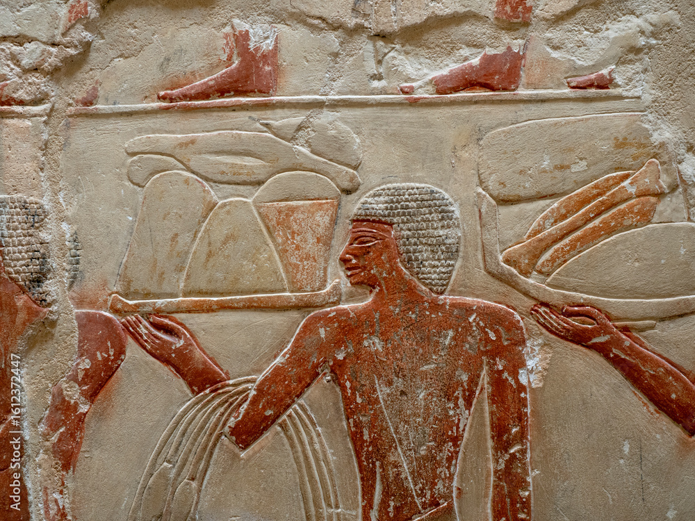 Relieve egipcio antiguo con figuras humanas y ofrendas esculpidas en ...