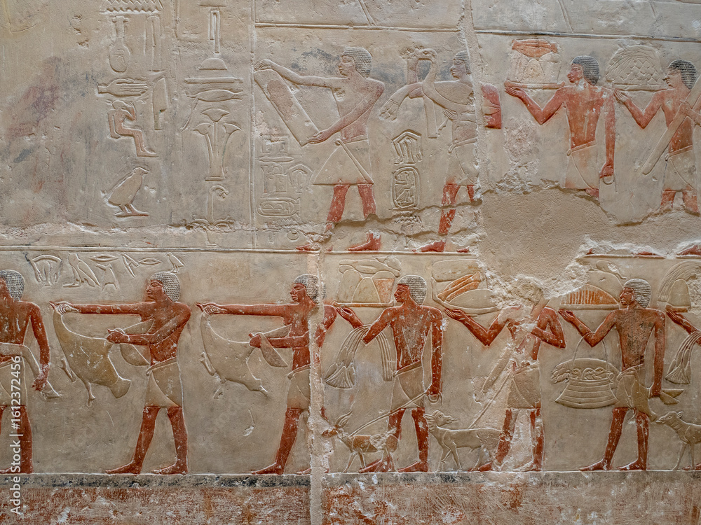 Relieve egipcio antiguo con figuras humanas y ofrendas esculpidas en ...