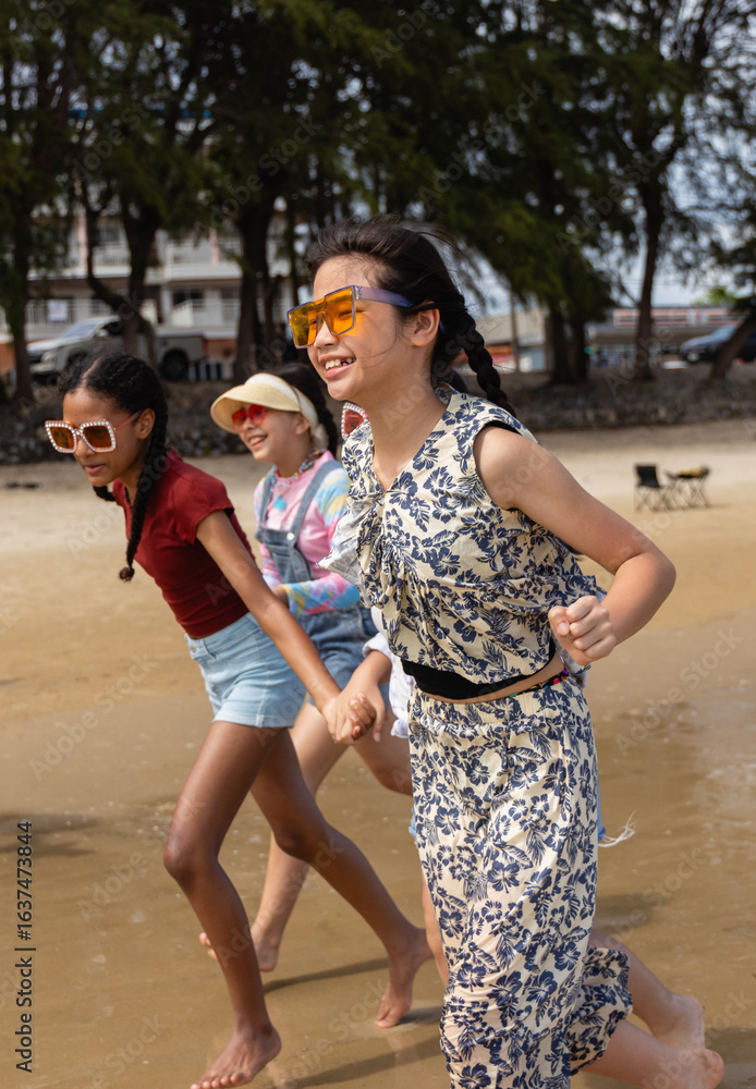 ภาพถ่าย Stock Three young people enjoy summer outdoor activities on ...