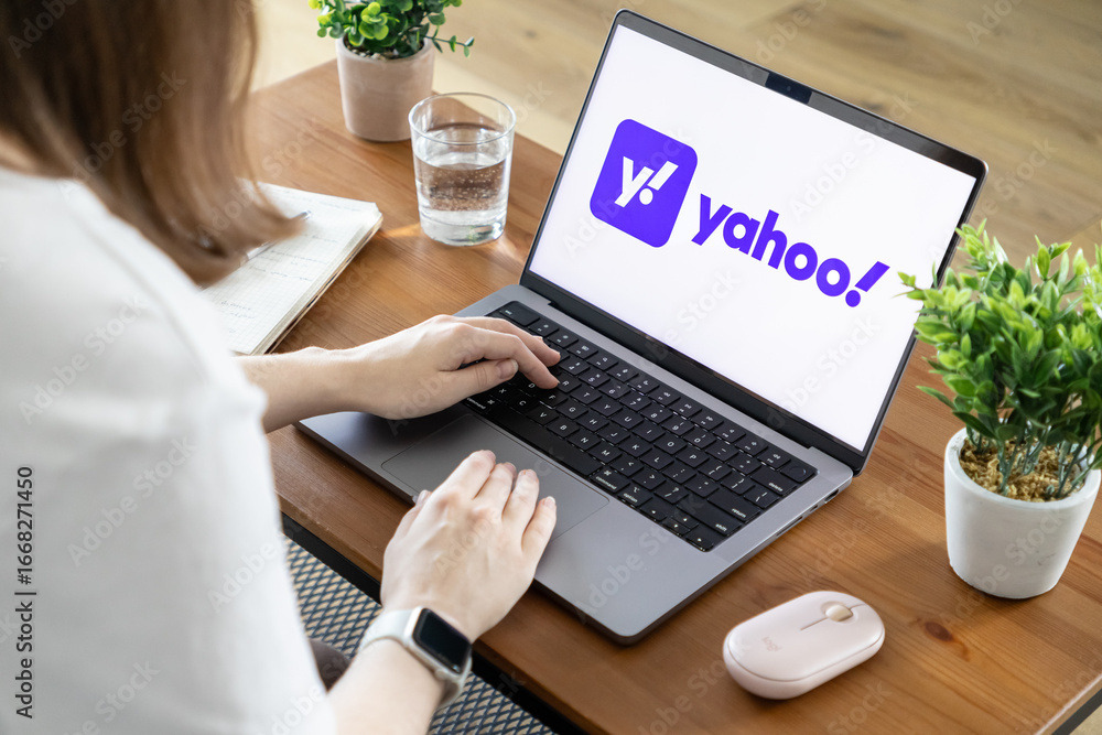 Foto de Stock Poznan, Poland - August 23, 2025: Yahoo logo prominently displayed on a laptop ...