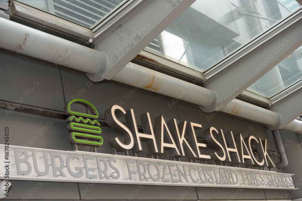 Foto de Stock exterior building facade and sign of Shake Shack - Yonge ...