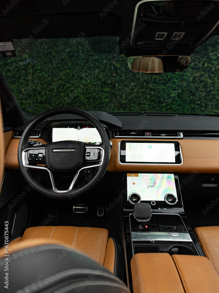 Foto Cockpit of a Range Rover Velar with a tan leather interior, High ...