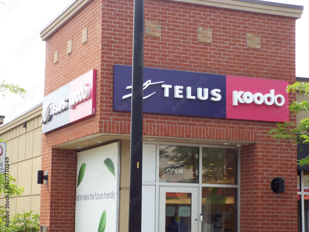 Photo Stock Kanata, ON, Canada, June 15, 2025: The exterior of a "TELUS ...