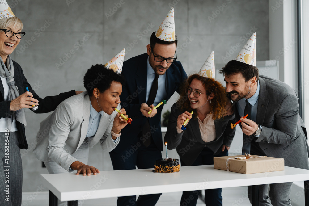Foto Group of business people in office celebrating birthday with cake ...