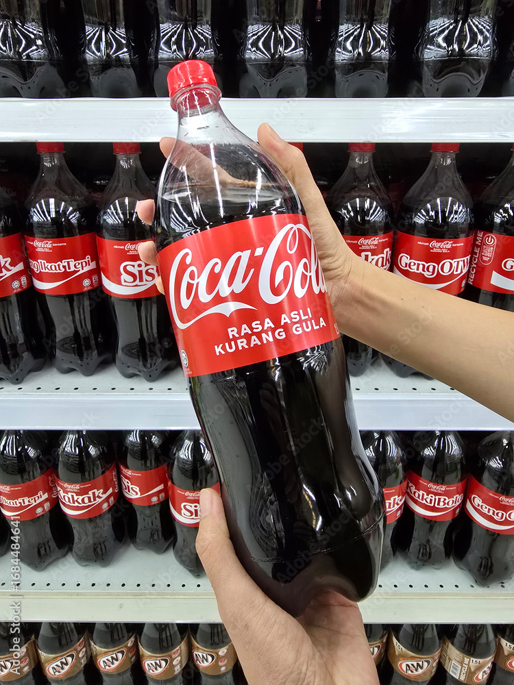 Stock-Foto „Penang, Malaysia – Aug 8, 2025: A shopper holding a Coca ...