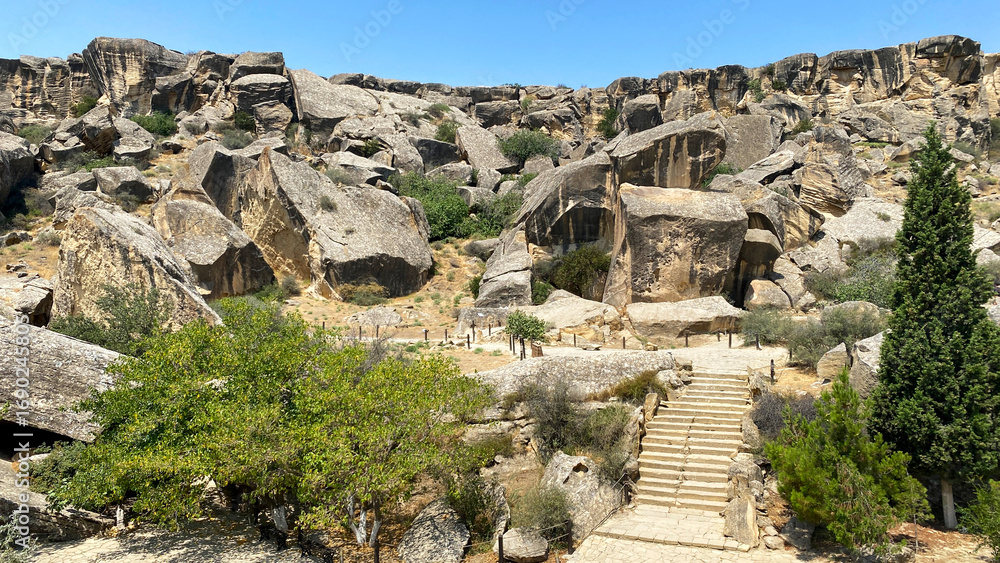 Foto de Stock Fantastic rocky hillside with huge boulders and stairs ...